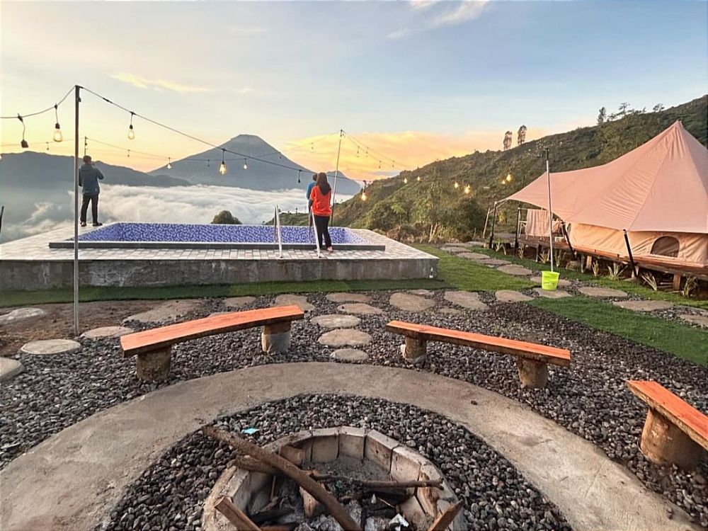 5 Tempat Glamping di Dieng dengan View Gunung hingga Telaga